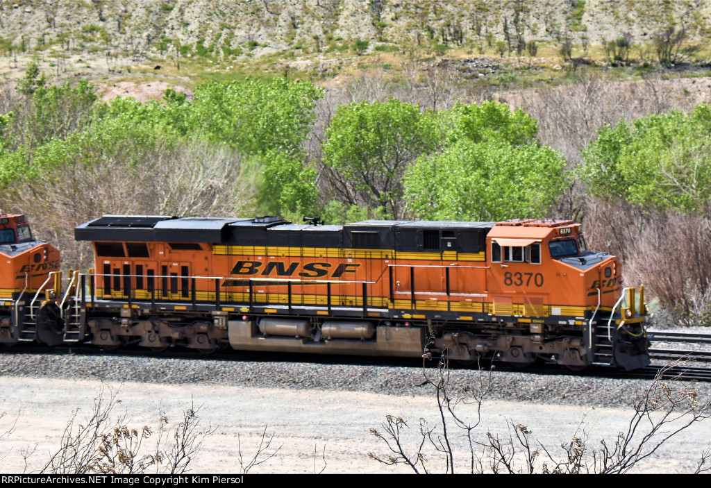BNSF 8370